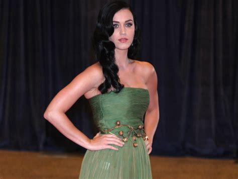Katy Perry glamour en robe de soirée Giambattista Valli Closer