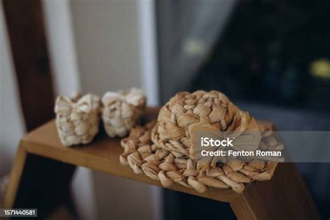 결혼식 장식 리셉션 뷔페 상자에 빵이 담긴 접시에 과일과 치즈 꽃과 랜터로 장식된 푸드 바 0명에 대한 스톡 사진 및 기타 이미지 Istock