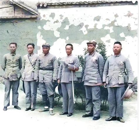 1937年国共合照，毛主席被“挤”到边上，中间c位的人是谁？国民党中央萧致平延安