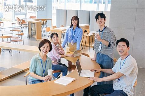 화이트칼라 전문직 다섯명 여러명 3 5 팀워크 협력 동료 역할 스타트업 공유오피스 이미지 Jv13680751 게티이미지뱅크