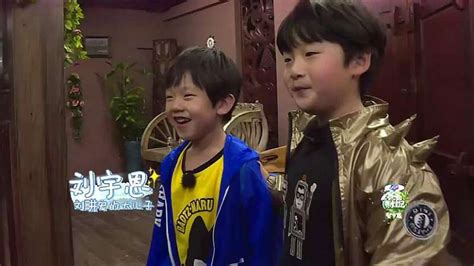 刘宇恩小奶音喊声爸爸，冲上前去，网友：跟小泡芙一模子刻出来的 娱乐 明星娱乐 好看视频