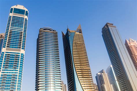 두바이 Uae 21062023 셰이크 자예드 도로를 따라 있는 현대적인 고층 빌딩의 사진 도시 0명에 대한 스톡 사진 및 기타