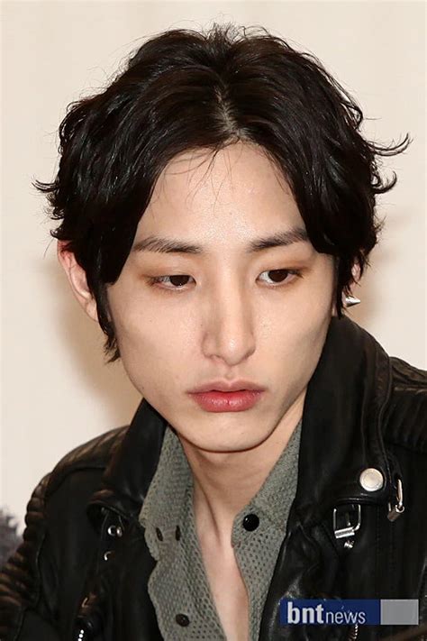 李秀赫 韩国时下最具人气的男模之一，有名的纸片美人 花瓣网