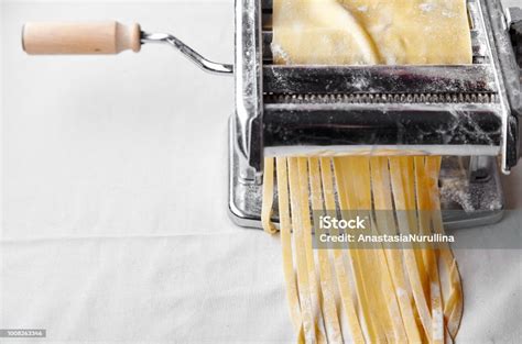 이탈리아 Tagliatelle 파스타 파스타 메이커를 사용 하 여 손으로 만든 건강한 식생활에 대한 스톡 사진 및 기타 이미지