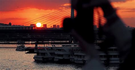 一對 人 側面 光 剪影 反射 城市 天際線 太陽 女孩 建築 旅行 日落 晚間 景觀 橋 水 河 海