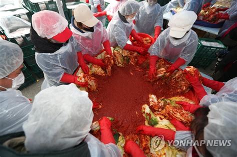 김장으로 전하는 이웃사랑 연합뉴스