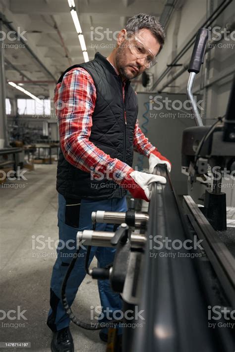 기계에서 작업하기 전에 제품을 검사하는 성인 남성 45 49세에 대한 스톡 사진 및 기타 이미지 45 49세 강철 건강관리와 의술 Istock
