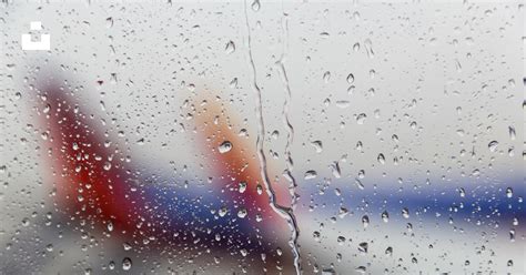 물방울이 있는 투명한 유리 사진 Unsplash의 무료 작은 물방울 이미지