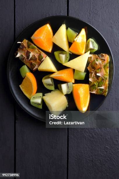 나무판 파인애플 오렌지와 키 위 어두운 배경에 아침 식사 채식 음식 복사 공간에 대 한 다진 열 대 과일 샐러드에 검은 접시에 과일 샐러드 0명에 대한 스톡 사진 및 기타