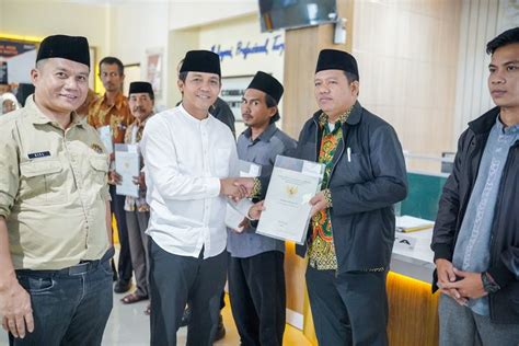 Wamen ATR BPN Serahkan Sertifikat Pesantren Al Munah NU Di Cirebon