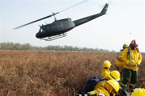 Combatiendo Los Incendios En Las Islas Frente A Rosario