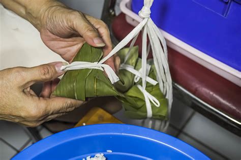 나시 케탄과 다진 고기와 같은 Duanwu 축제 기간 동안 먹었던 Zongzi 또는 전통적인 찹쌀 만두를 만드는 사람의 과정