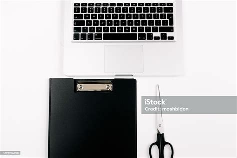 노트북 컴퓨터 키보드 클립보드 및 흰색 배경에 가위를 가진 작업 영역의 상단 보기 클로즈업 복사 공간 배경 플랫 레이 0명에