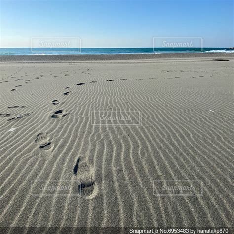 砂浜と足跡の写真・画像素材 6953483 Snapmart（スナップマート）