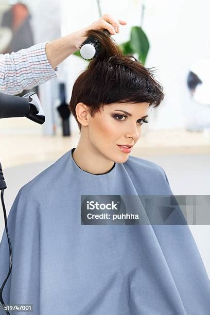 헤어 스타일리스트 사용하여 빨래건조기 On 여자 Wet 살롱이 있습니다 머리 모양에 대한 스톡 사진 및 기타 이미지 머리 모양 명랑한 몸 가꾸기 Istock