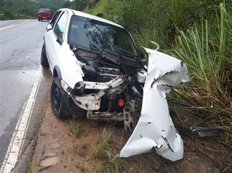 Motorista De Carro é Hospitalizado Após Se Envolver Em Acidente Com