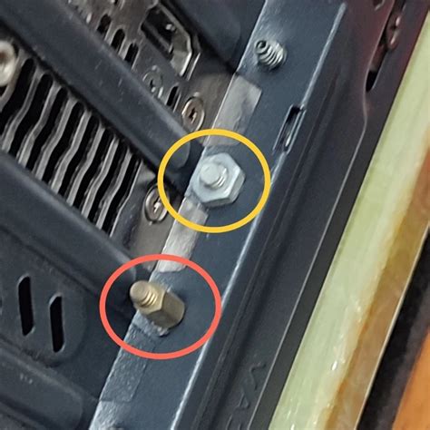 동탄컴퓨터 손님의 아이디어 그래픽카드 고정하는 나사 구멍이 넓어져서 나사가 헛돌 때가 있는데 이렇게 너트로