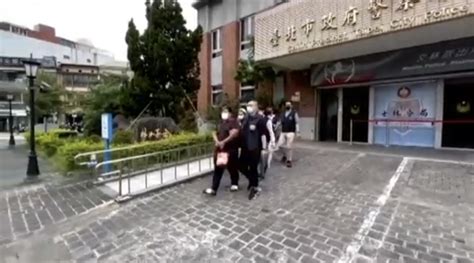 詐團成員欲逃在機場遭攔截｜刑事局九大一隊破假博弈真詐騙機房