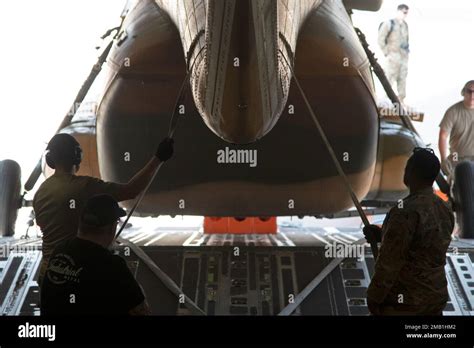Ein Mi-17 Hubschrauber wird auf ein C-17 Globemaster III Flugzeug am ...