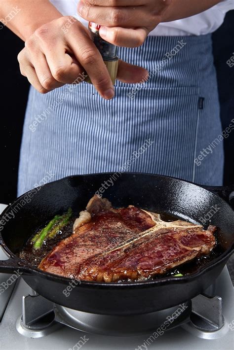 쇠고기 붉은고기 육류 음식 붉은고기 신선식품 티본스테이크 스테이크 육류 요리하기 음식준비 이미지 Jv12608202 게티이미지뱅크