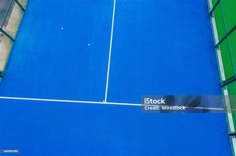 표면에 공이 있는 파란색 패들 테니스 코트의 공중 드론 조감도 0명에 대한 스톡 사진 및 기타 이미지 0명 Championship 개념과 주제 Istock