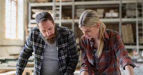 두 명의 목수가 남자와 여자가 제품 디자인에 대해 이야기합니다 중소 기업 개념입니다 사진 Unsplash의 슬로바키아 이미지