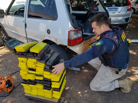 PRF apreende maconha escondida no para choque de um Fiat Uno no Paraná