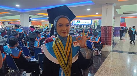 Keren! Sibuk Organisasi dan Kuliah Tak Halangi Azkiya Jadi Wisudawan Terbaik Unismuh Makassar ...