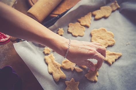 집에서 어린 아이들과 함께 크리스마스 쿠키를 굽기 여자의 손을 닫습니다 가정 생활에 대한 스톡 사진 및 기타 이미지 가정 생활 공휴일 나무 Istock