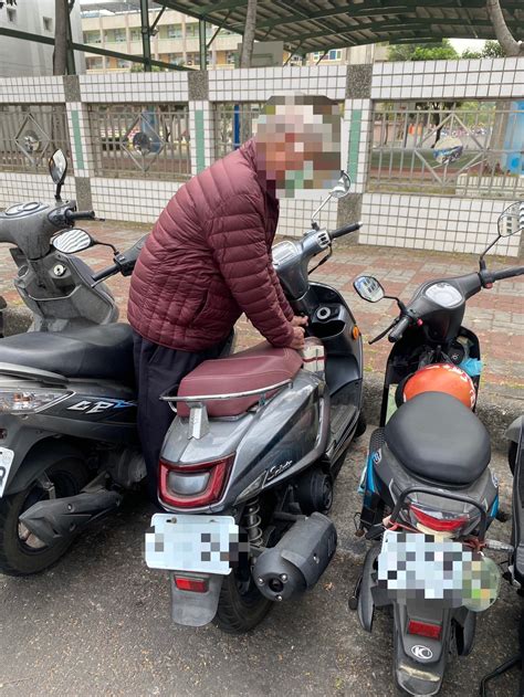 老翁回診後不見愛車 前金警暖心迅速助尋回