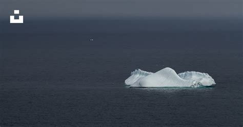 바다 한가운데에 떠 있는 빙산 사진 Unsplash의 무료 빙산 이미지