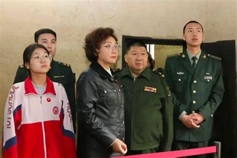 刘滨一家四口参观滴水洞，毛东东站得笔挺，毛甜懿长得可爱