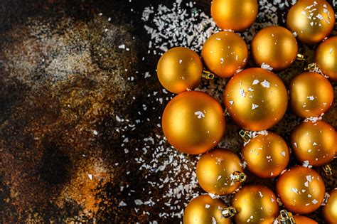 어두운 검은 배경에 흰색 눈송이와 아름다운 크리스마스와 새해 황금 데코 Baubles 선택적 초점 플랫 레이 디자인 공간 복사