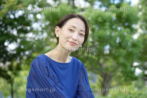 日本人女性ポートレート 40代 屋外 カメラ目線 （人物）の写真素材 276964626 イメージマート