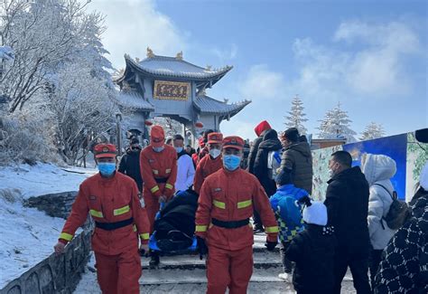 峨眉山景区一游客登山过程中不慎摔成骨折，森林消防员紧急救援老人伤员四川