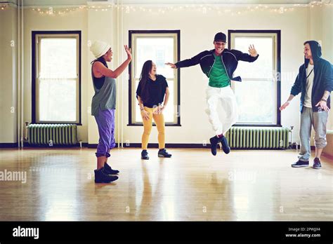 La Danse Est Une Expérience De Corps Entier Un Groupe De Jeunes Amis