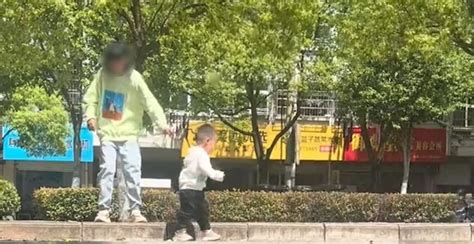 1岁半弟弟牵13岁自闭症姐姐下台阶 网友：弟弟是姐姐世界的光腾讯新闻
