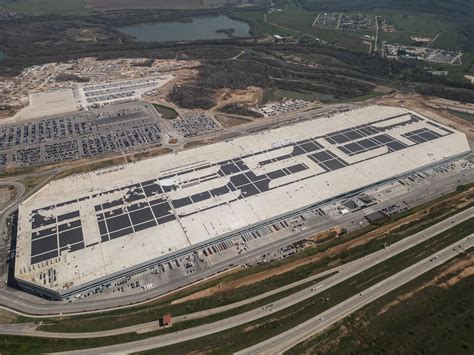 Un robot de una fábrica de Tesla atacó a un trabajador y lo dejó sangrando Infobae