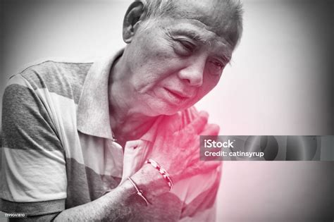 노인 아시아 남자 어깨 통증 이나 근육 통 때문에 그의 어깨에 그의 손을 넣어 그의 어깨에 빨간 반점이있는 검은 색과 흰색 톤