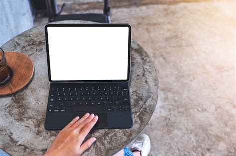 카페에서 컴퓨터 Pc로 빈 흰색 데스크톱 화면태블릿 터치 패드에 만지는 여성 30 34세에 대한 스톡 사진 및 기타 이미지 30 34세 개념 공란 Istock