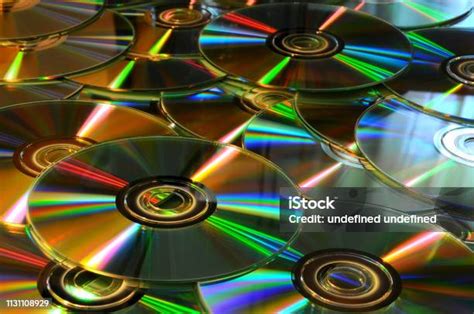 Cd 和 Dvd 軟碟上的特寫鏡頭 照片檔及更多 備份 照片 備份 唯讀記憶光碟 唱片 模擬音頻 Istock