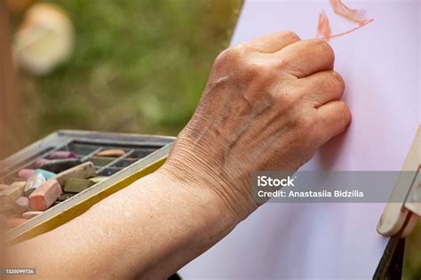 다양한 색상의 크레용과 연필로 상자를 들고 있는 거리 예술가 거리에 대한 스톡 사진 및 기타 이미지 거리 캐리커처 개념