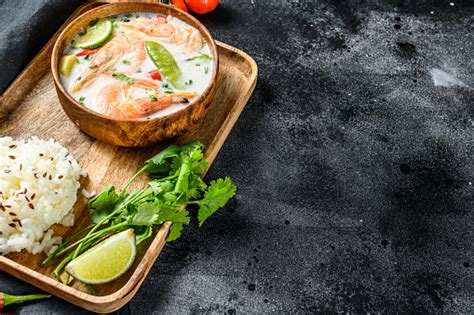 집에서 만든 톰 카 가이 그릇에 코코넛 밀크 수프 태국 음식 검은 색 배경입니다 맨 위 보기 복사 공간 0명에 대한 스톡 사진