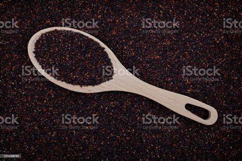 페루 씨앗 검은 퀴노아 나무 숟가락에 클로즈업 맨 위 보기입니다 디자인 요소 시리얼에는 다양한 단백질 항산화제 식이 섬유 비타민