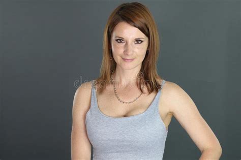 Portret Van Een Mooie Vrouw Van Dertig Jaar Stock Foto Image Of