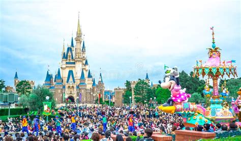 Chiba Japan Crowds Seeing Daytime Parade In Front Of Cinderella