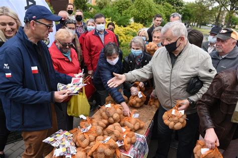 Rolnicy z AgroUnii protestują na Rubinkowie w Toruniu i rozdają