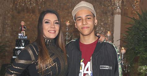 Eles cresceram Simony reúne os quatro filhos e o marido em raríssimo registro em família
