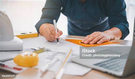 설계설계 건축계획 작업장 점검 건설프로젝트 사업건설 등 사무실에서 근무하는 엔지니어 개발에 대한 스톡 사진 및 기타 이미지 개발 건설업자 건축가 Istock