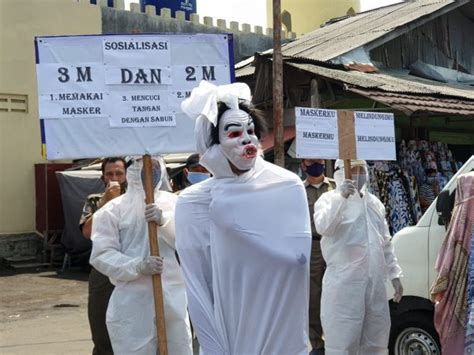 Pocong Di Kota Tangerang Ajak Warga Patuhi Protokol Kesehatan